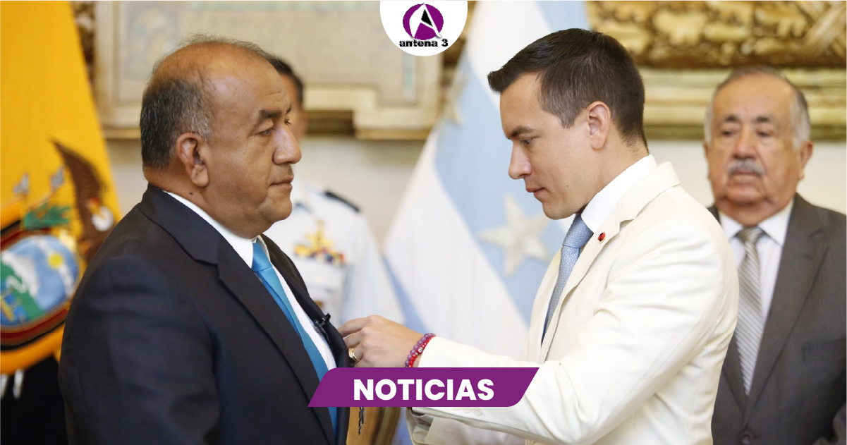 José Delgado es condecorado en la Gobernación del Guayas - Radio Antena 3